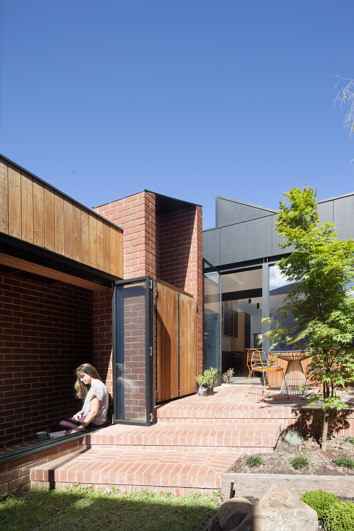 Melbourne house, with cloister by MRTN Architects